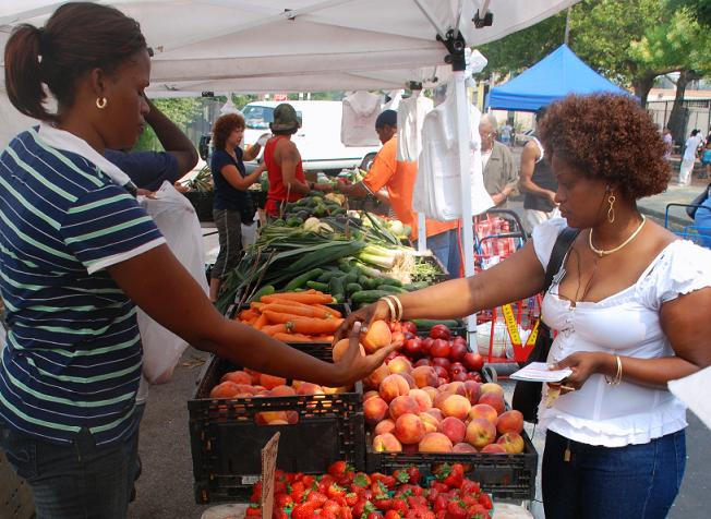 New Report on Farmers Markets & Low-Income Communities