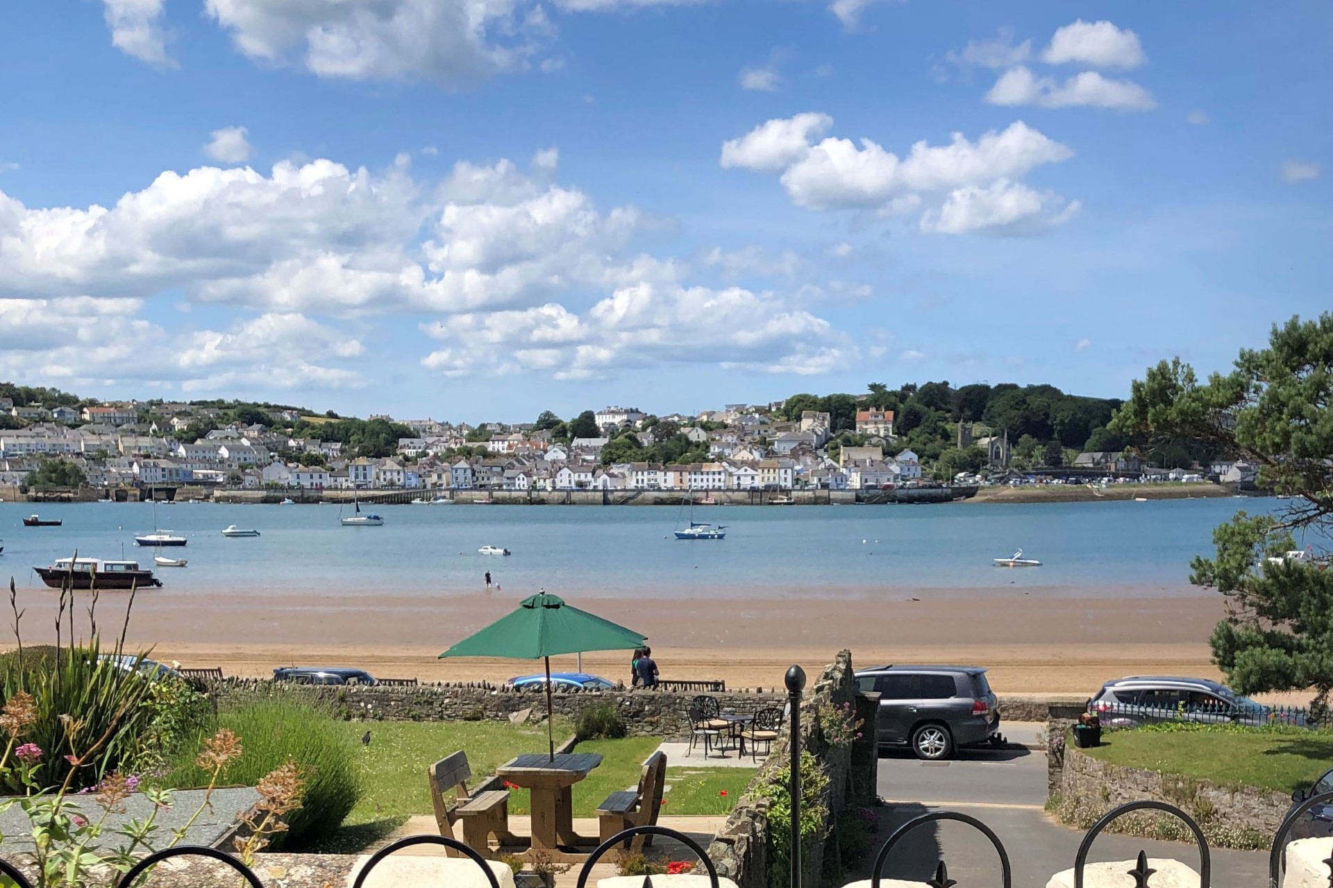 Beachfront family apartment off the esplanade in Instow. Sleeps 5