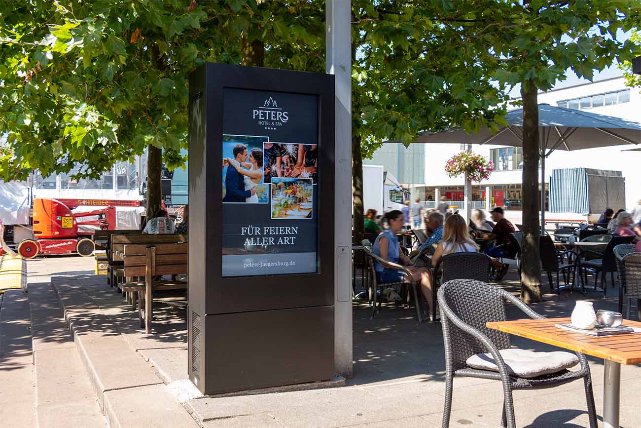 Digitale Außenwerbung in der Gastronomie: Outdoor-Stele | Wedeko ...