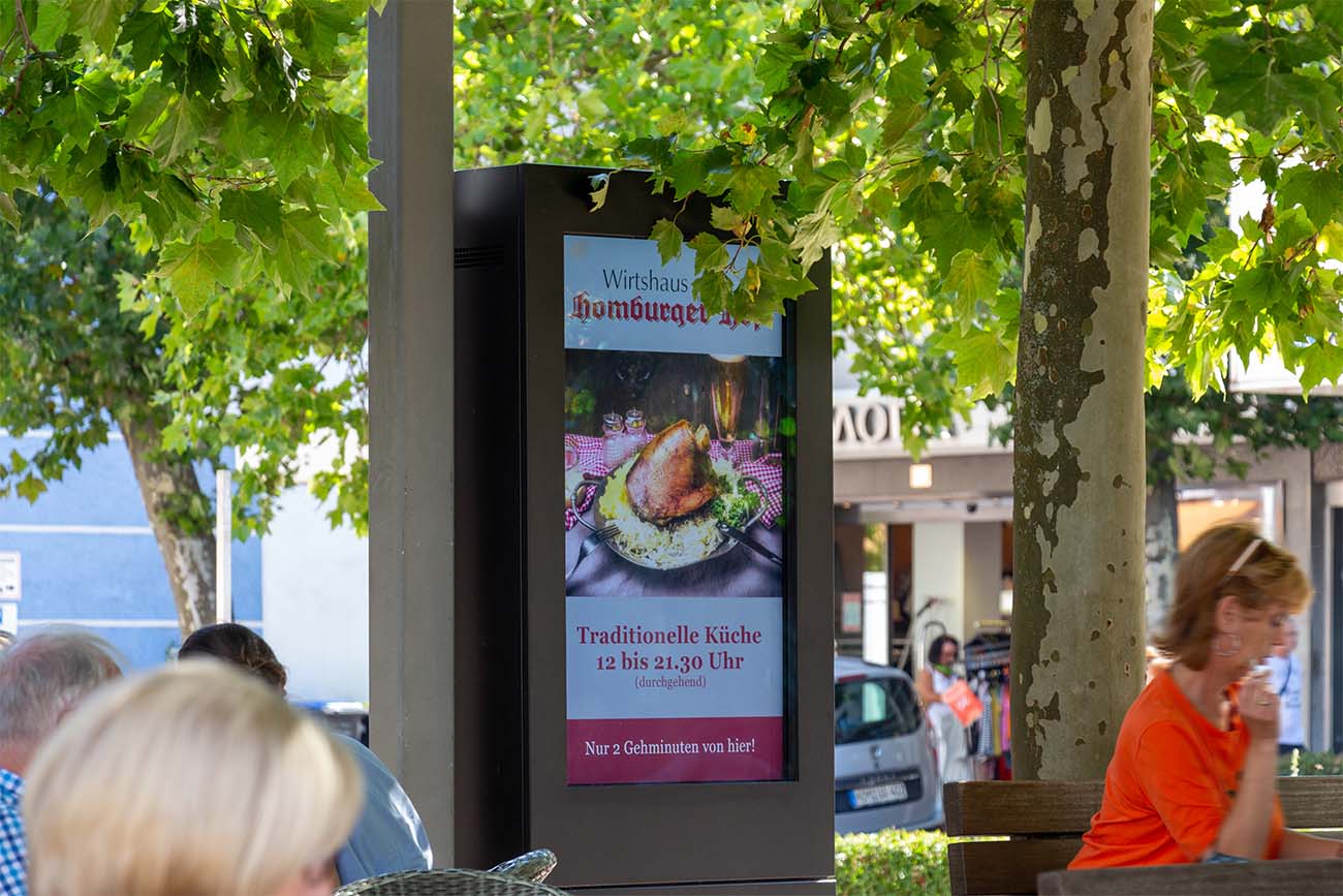 Digitale Außenwerbung in der Gastronomie: Outdoor-Stele | Wedeko ...