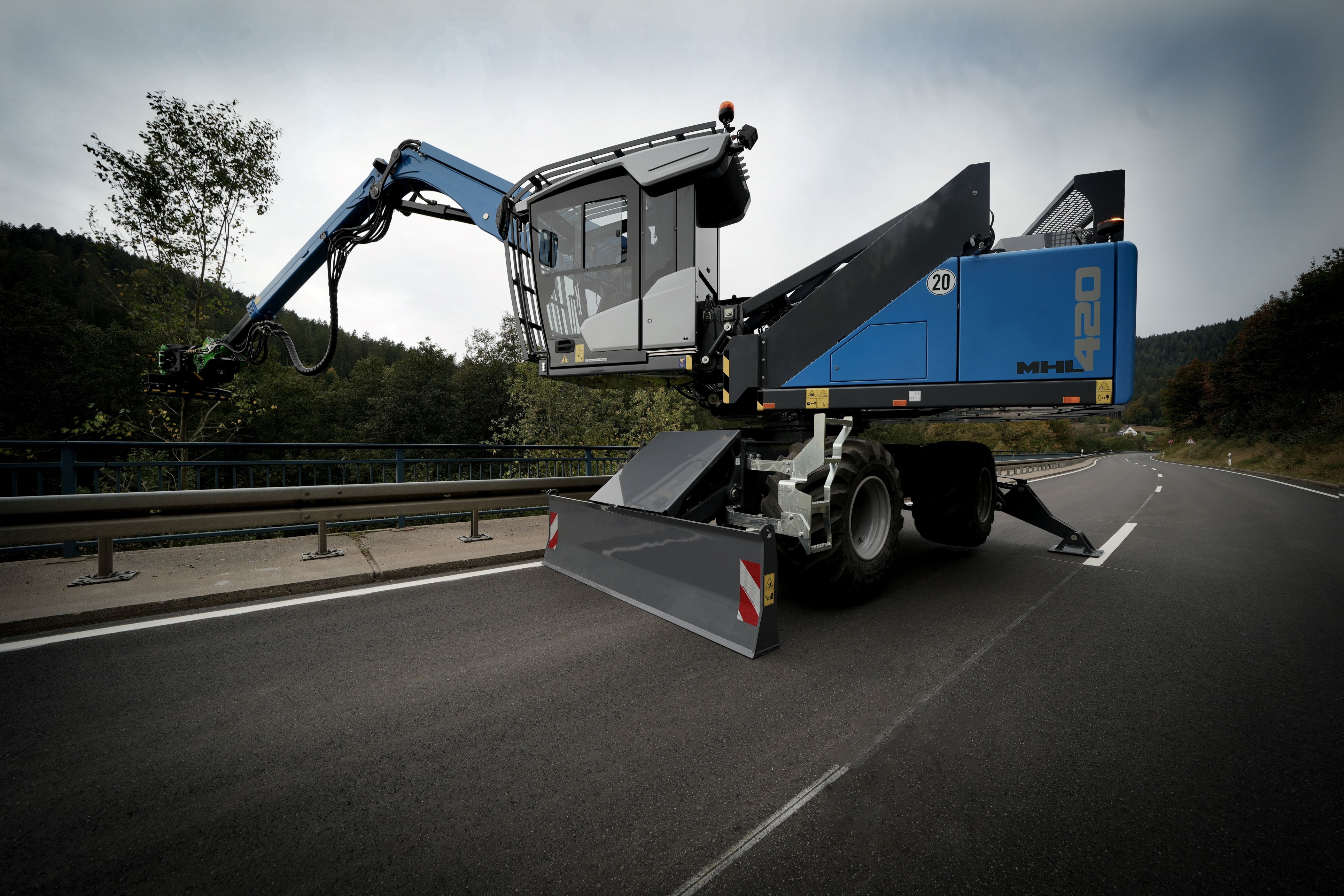 Revolutionizing Tree Care Handling: The Fuchs MHL420