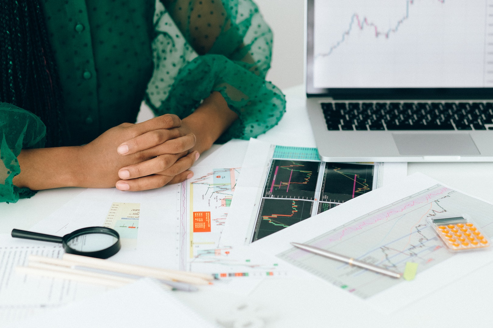How Does Economic Growth Affect Businesses? Pros, Cons, and Strategies