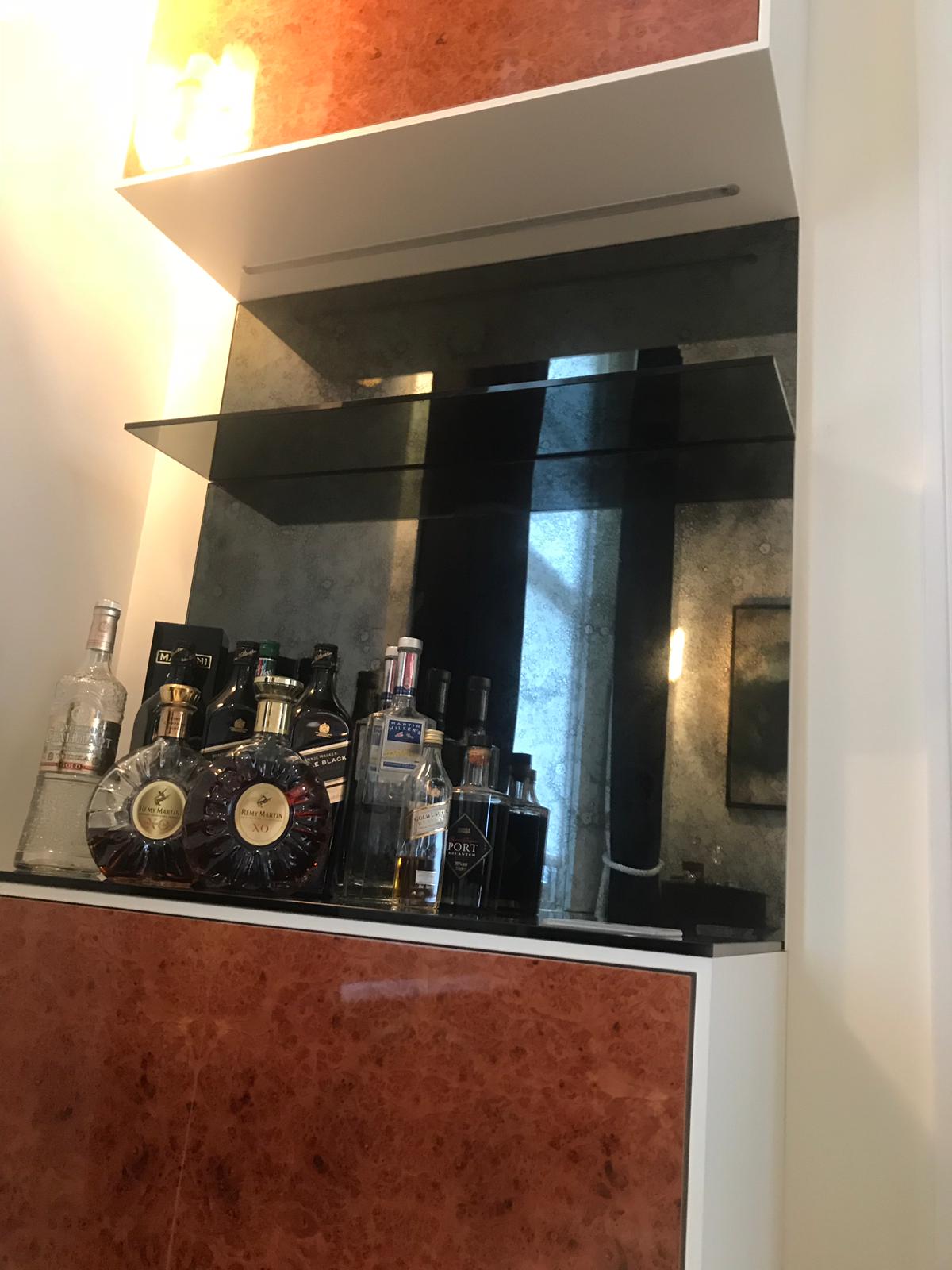 Drinks cabinet with grey vintage mirror - Saligo Design Project