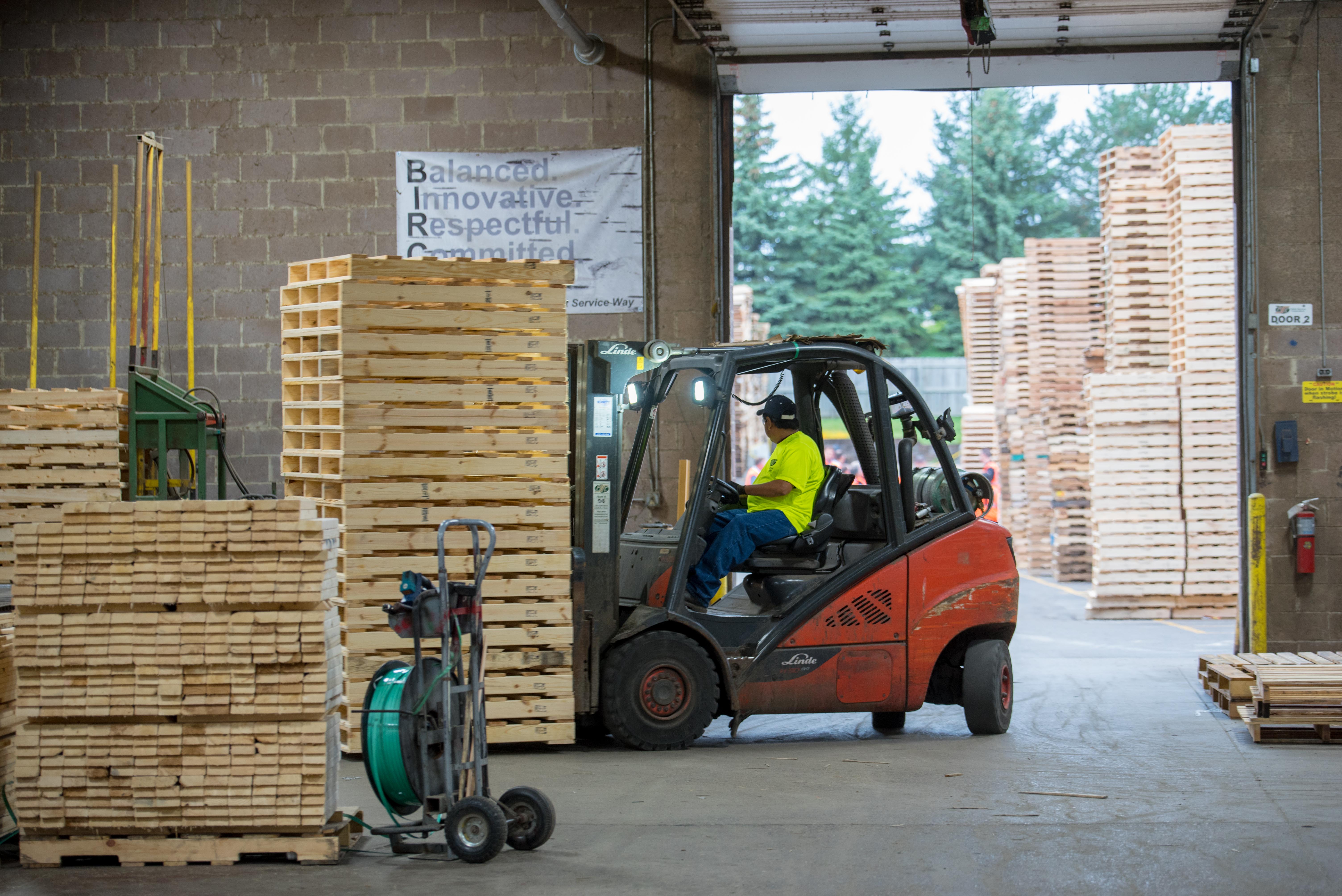 Carousel Digital Signage - Pallet Service