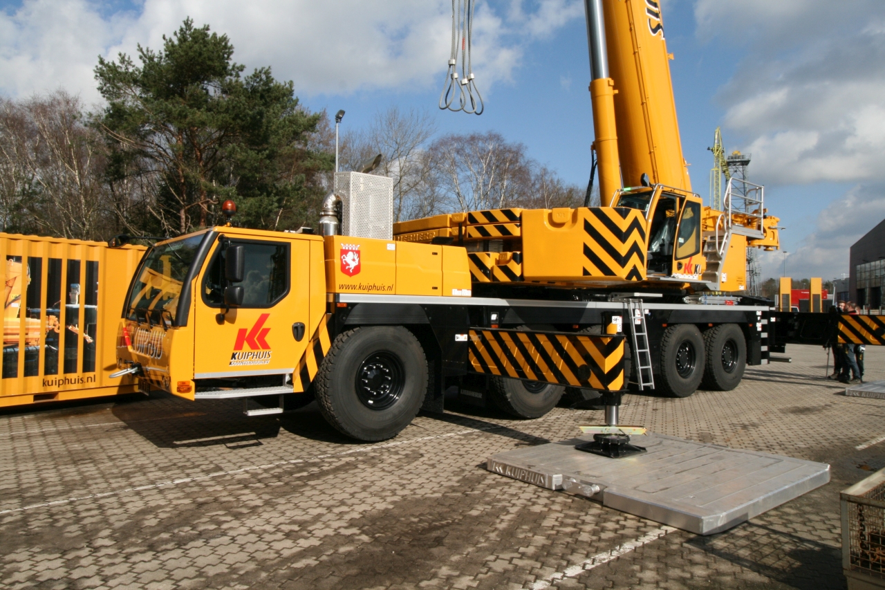 Delivery of new Liebherr LTM1230-5.1 | Kuiphuis Crane Rental