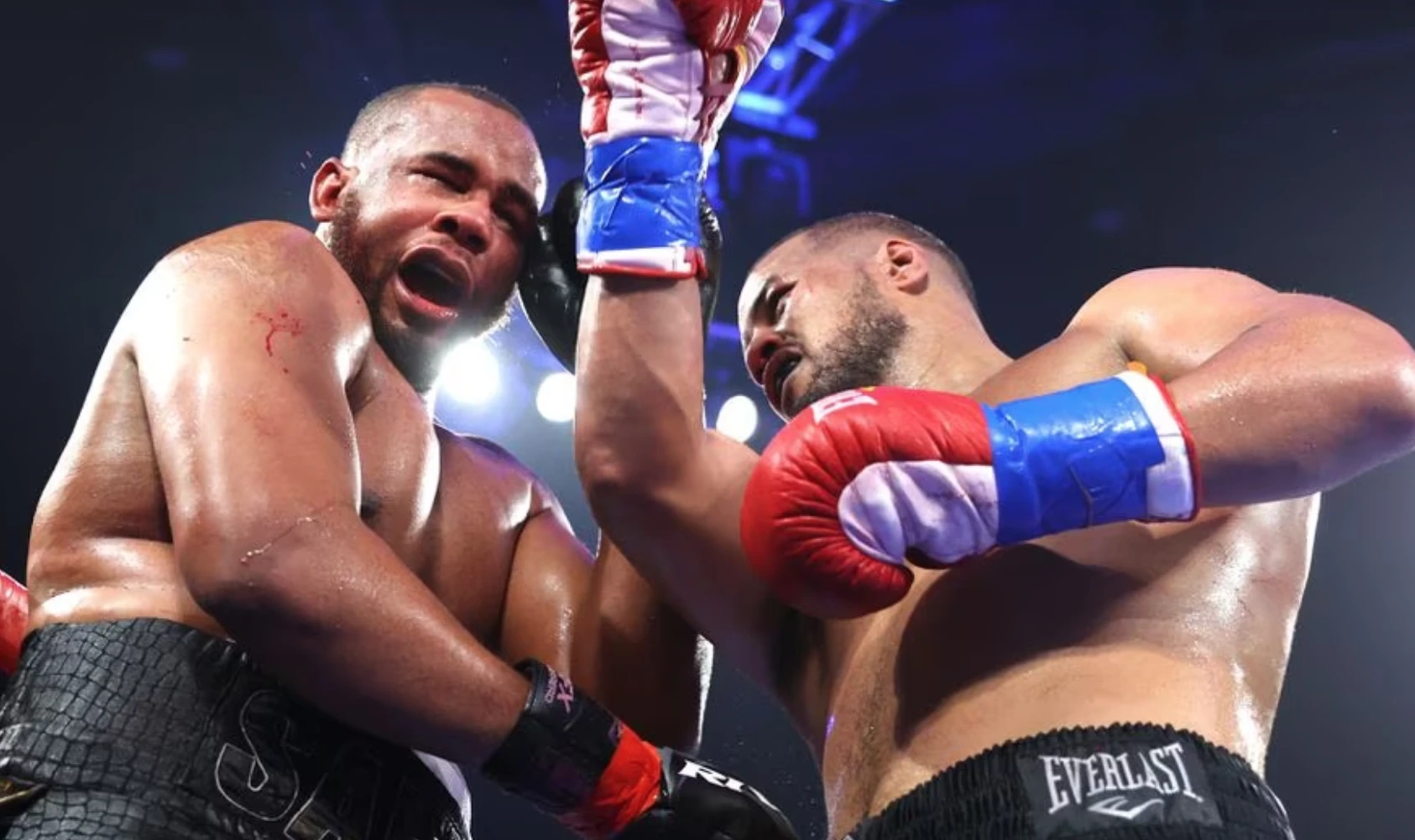 Hemi Ahio shrugs off broken nose for impressive KO victory