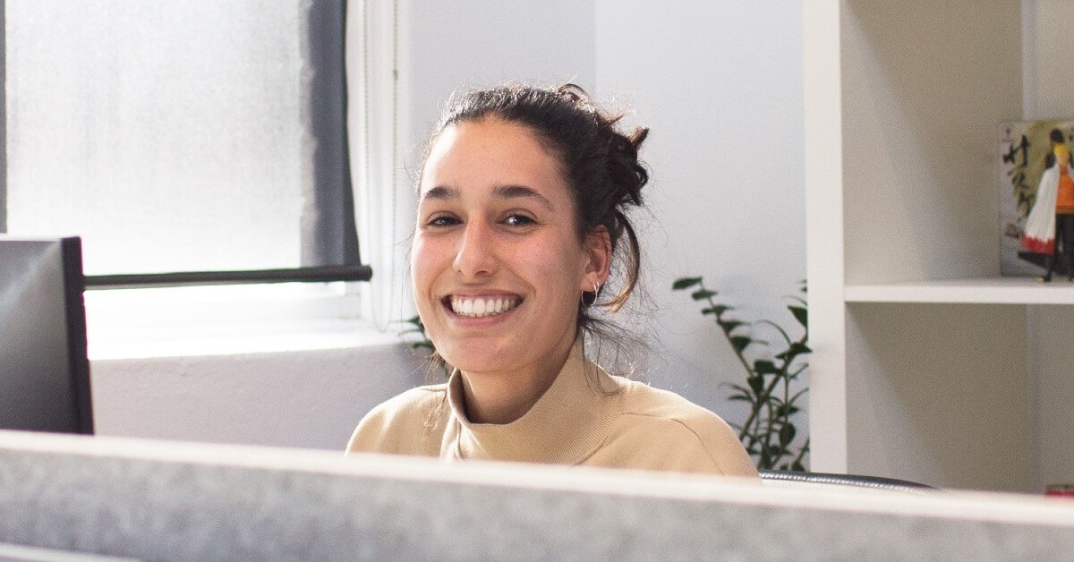 What Is a Receptionist? Primary Responsibilities, Skills, and ...