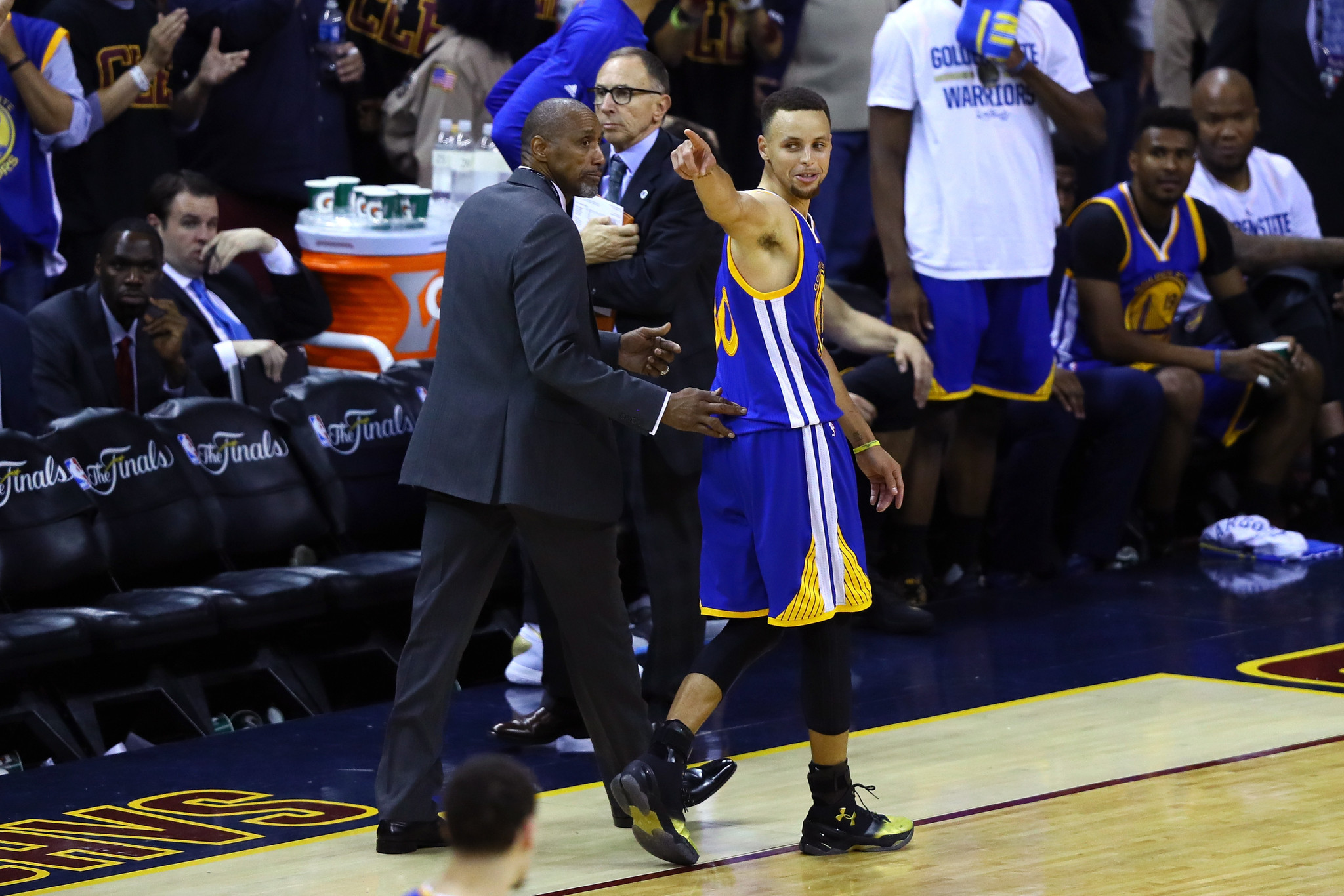 CURRY CALLS ON CURRY 1S FOR Game Six WIN