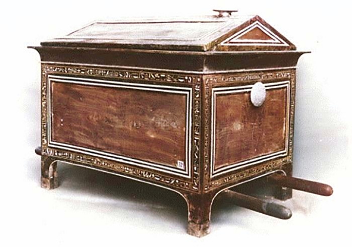 The Poles of the Ark and Tutankhamun’s Chest - TheTorah.com