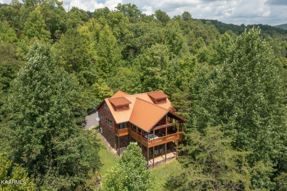 Featured Listing: 2577 Treehouse Lane Sevierville, TN 37876 | Honors ...