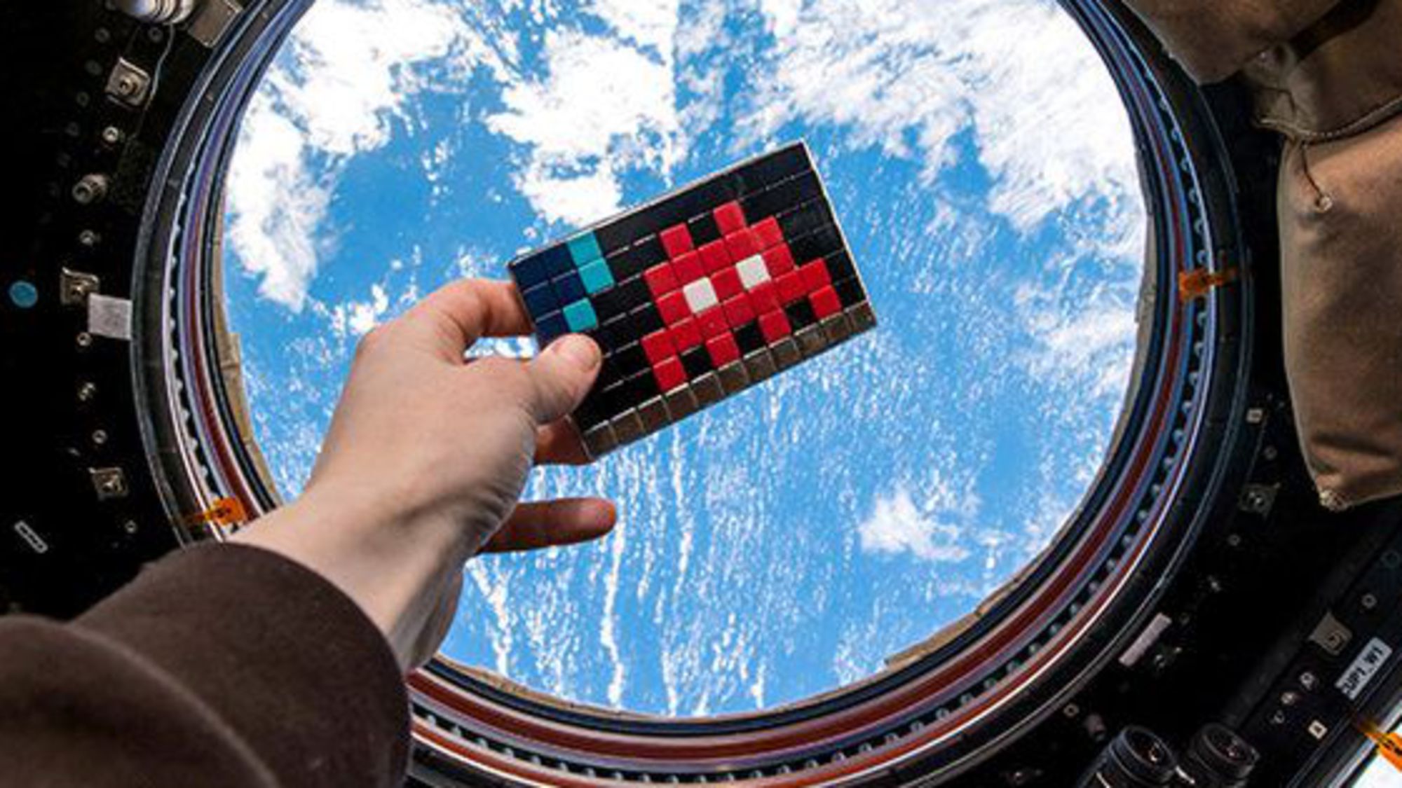 Le street-artiste français Invader poursuit sa conquête de l’espace urbain