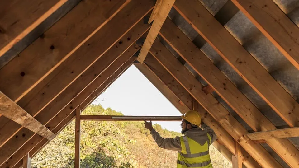 Houzy Magazin | Dachstock ausbauen: Kosten für Zimmermann und Co.