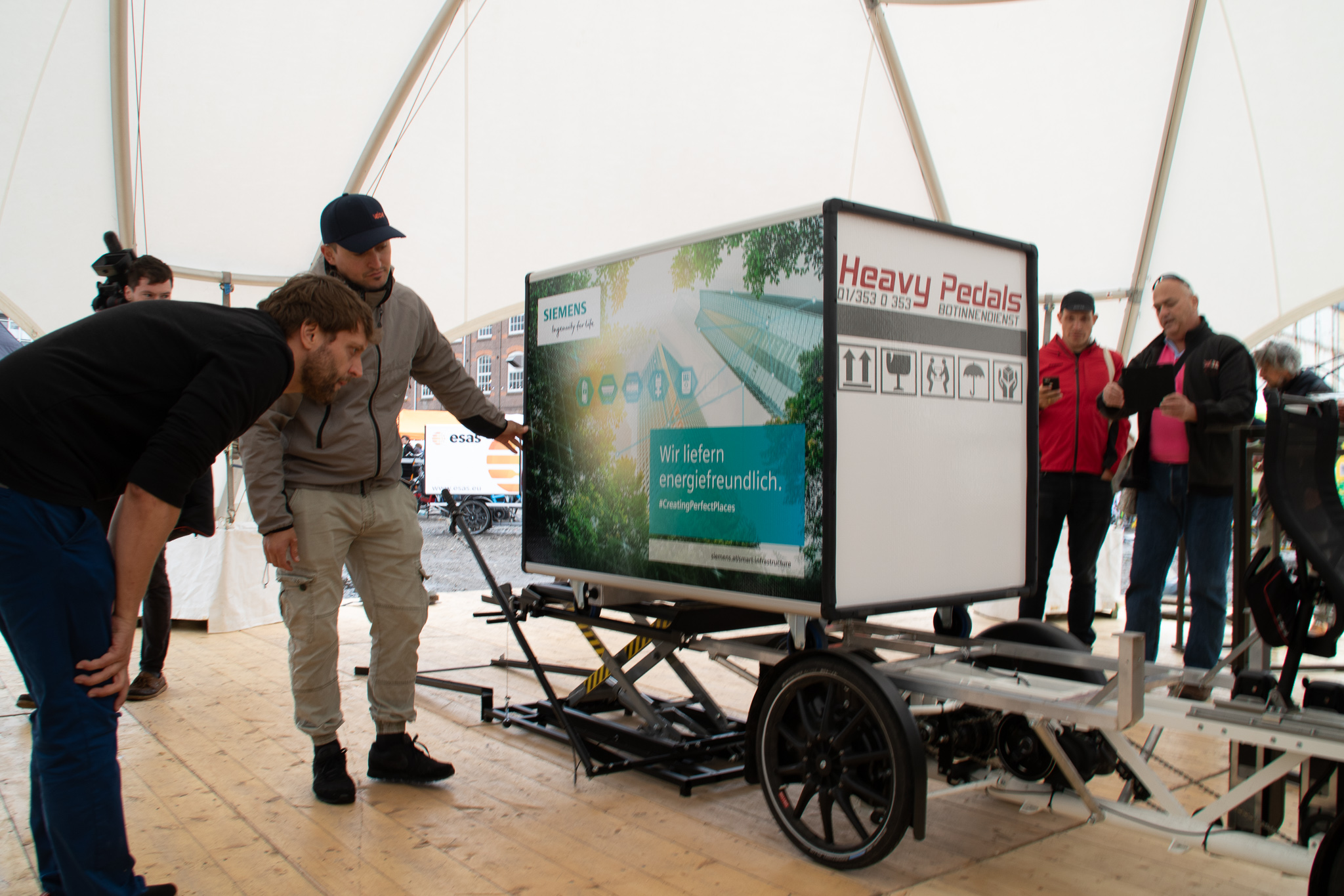 The Physical Internet and containerised last mile delivery