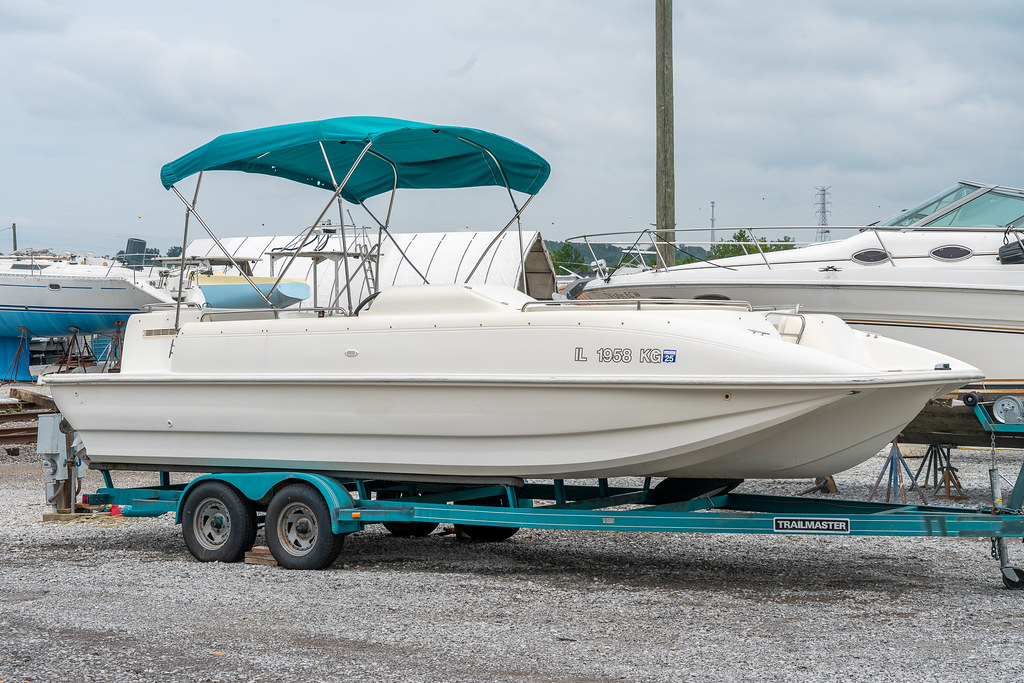 Rinker 24 Flotilla Deck Boat | Harbortowne Marine | Full Service Marine ...