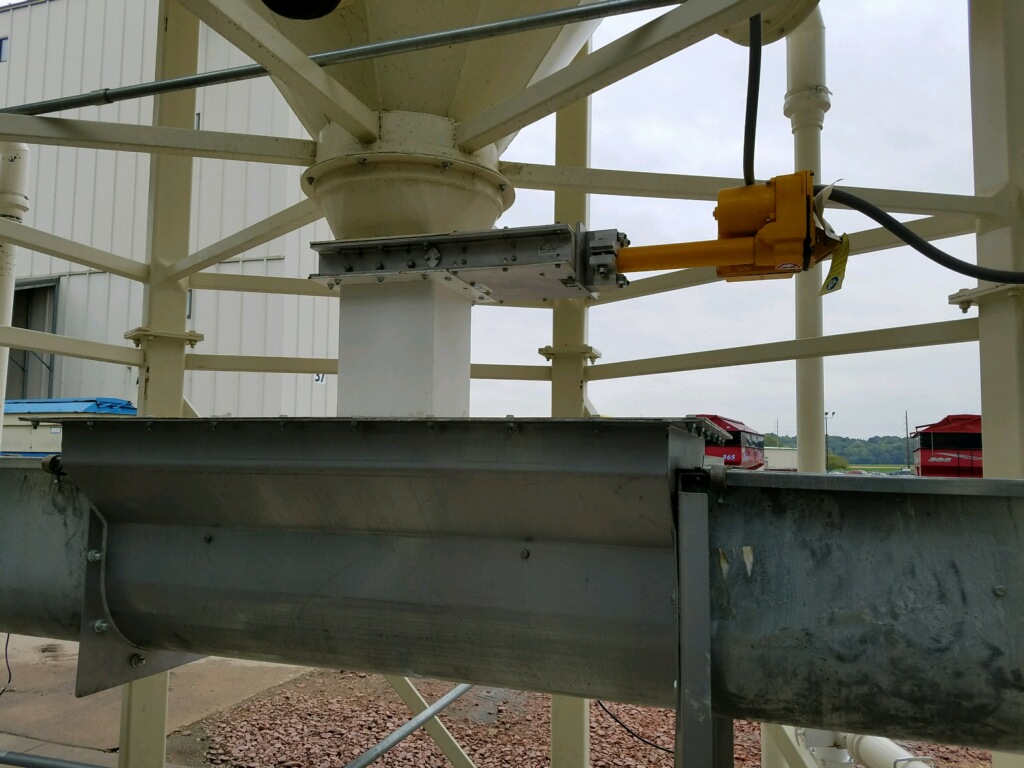 Roller Gates with Infinite Variable Positioners (IVPs) Handling Corn ...