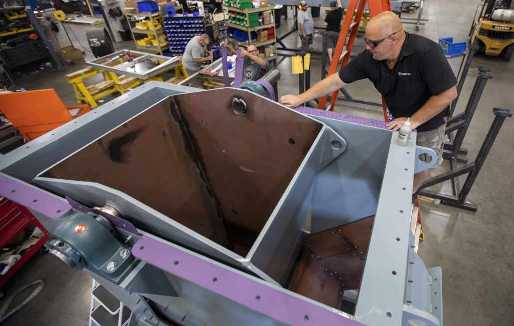 Pivoting Chute Diverter Handling Clinker | Vortex