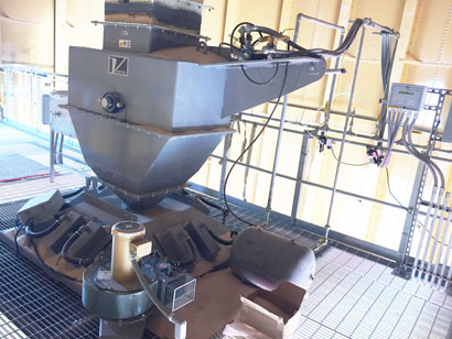 Vortex Titan Single Blade Clamshell Gate Handling Sand | Vortex