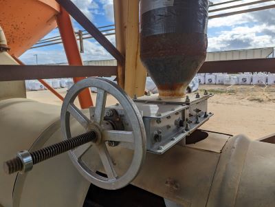 V-Notch Manual Titan Gate Handling Sand | Vortex