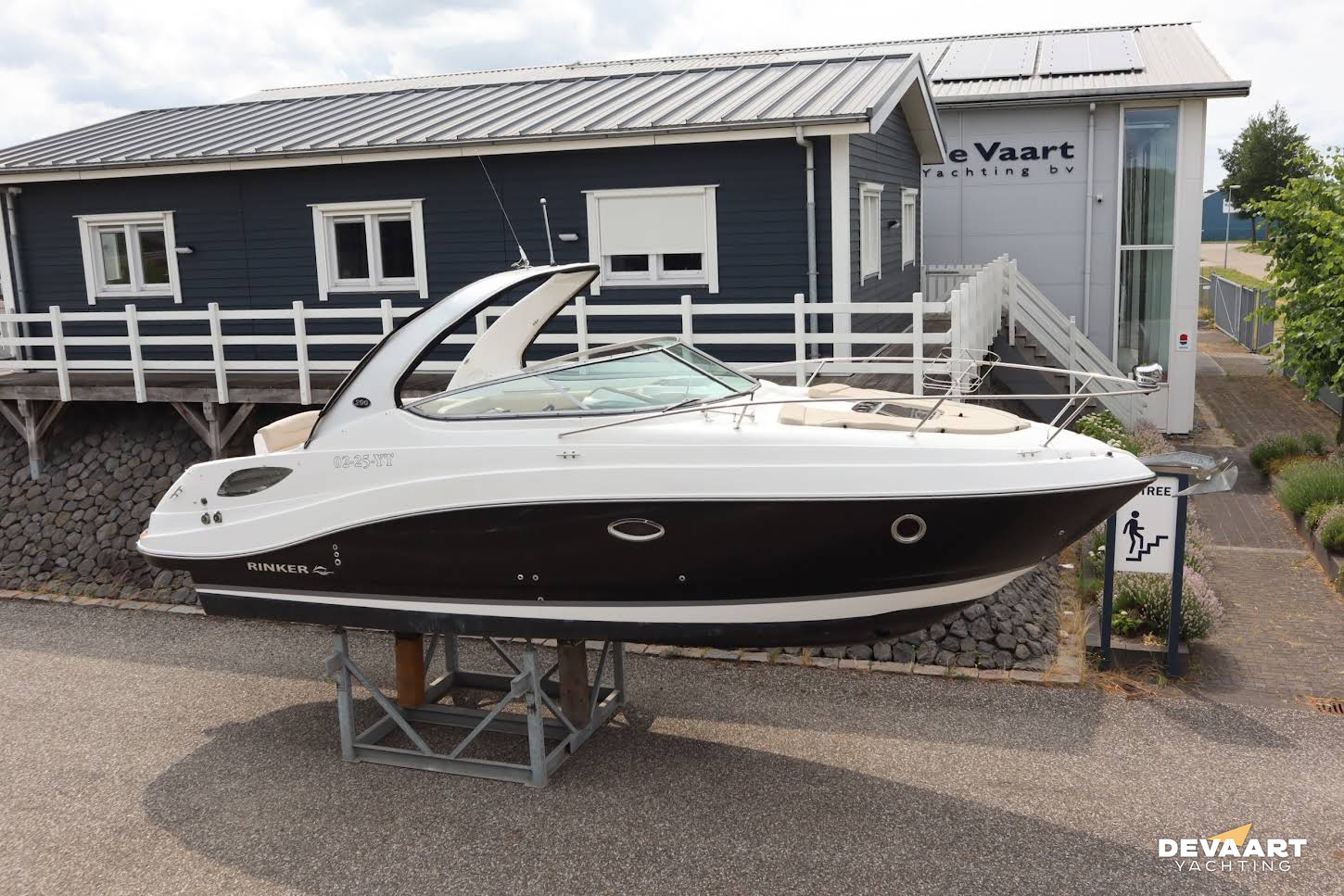 Rinker 290 Express Cruiser - De Vaart Yachting