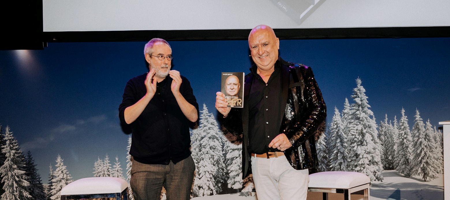 Ronald Giphart overhandigt 1e exemplaar biografie horeca ondernemer Ad ...