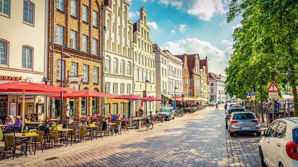 Leveraging local pro photographers to create neighborhood photography ...