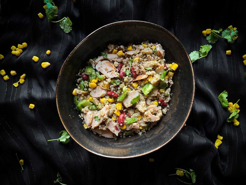 Salade de quinoa, poulet, haricots rouges, maïs et poivrons faible en ...