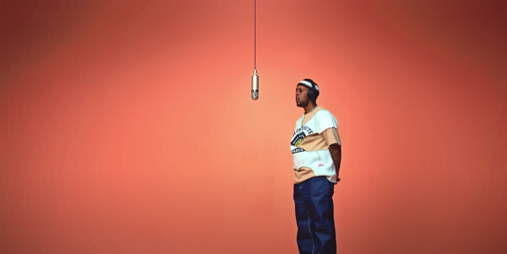 Ein Schweizer Rapper schafft es ins internationale YouTube-Format ...