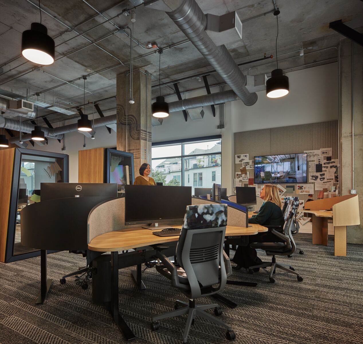 Dallas Showroom: The Ultimate Hybrid Space