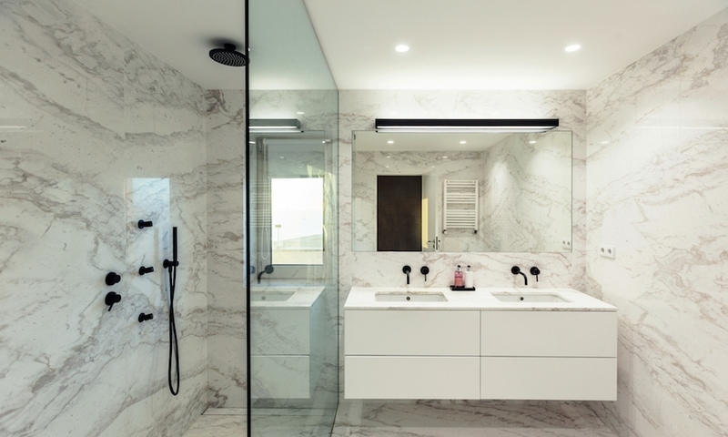 Renovera badrum: En komplett guide (pris, regler, tips)