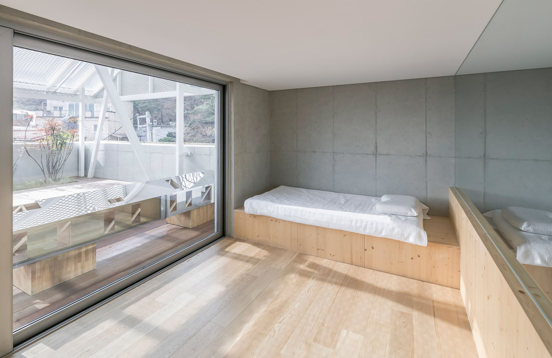 The Shaded Rooftop House by BCHO Architects