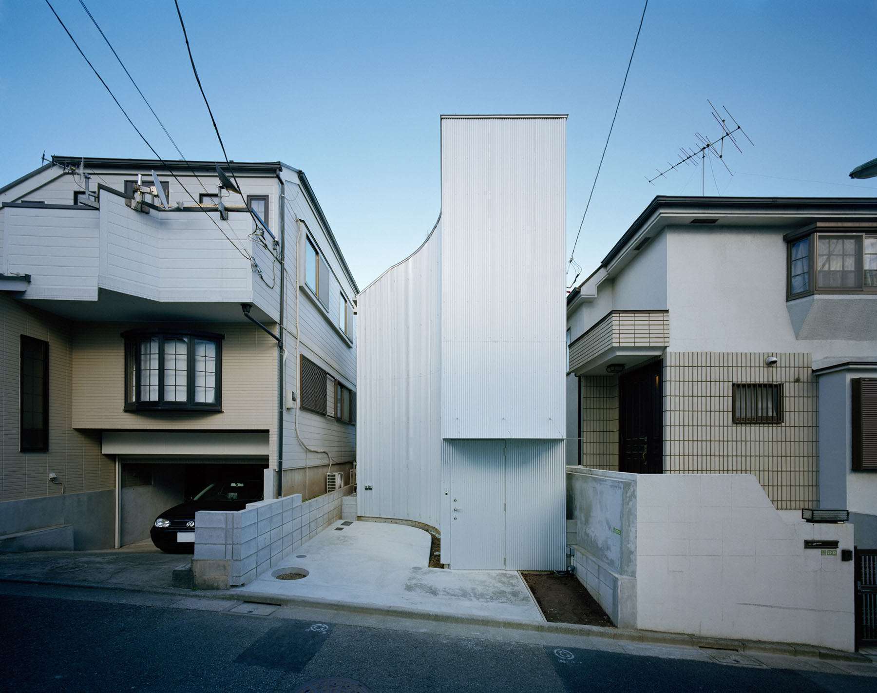 Nami-Nami (Waving) House by Yoshinori Sakano Architects