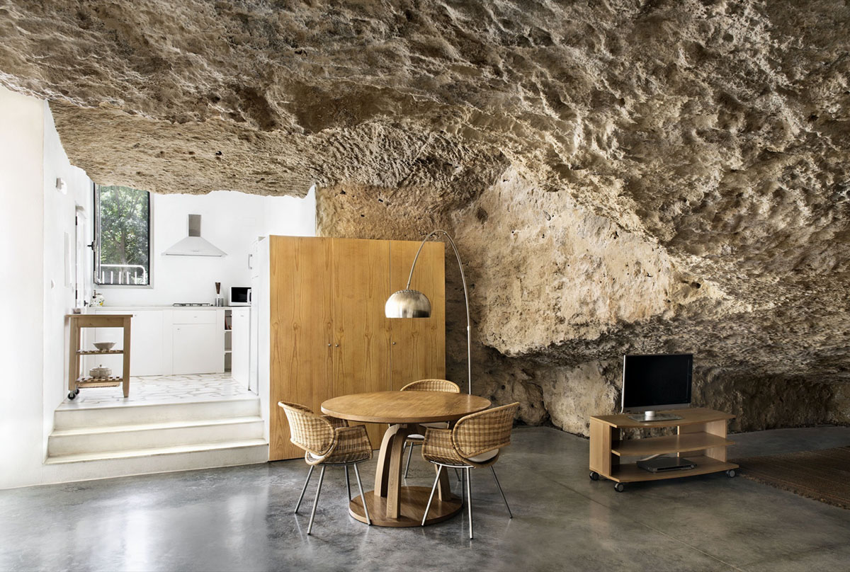 Casa Tierra (Cave House) by UMMO Estudio
