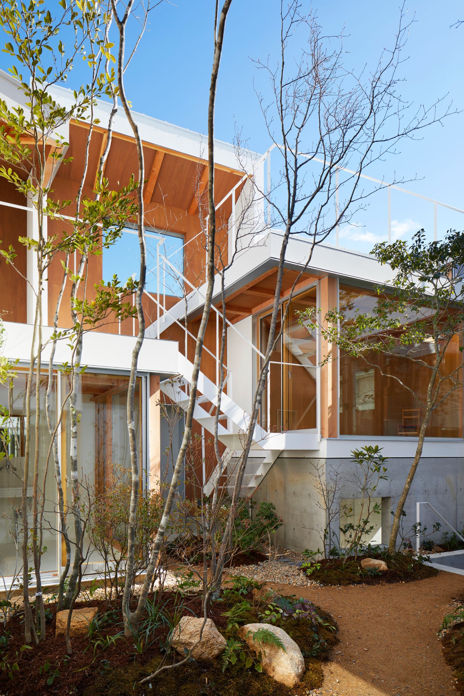 Loop Terrace House by Tomohiro Hata Architects