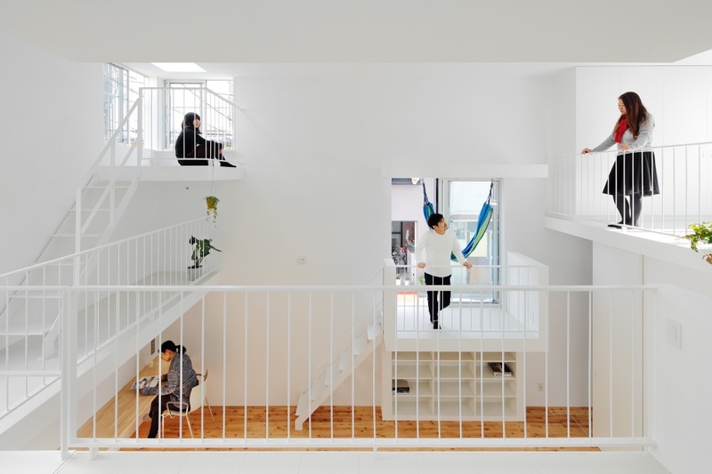 Balcony House by Takeshi Hosaka Architects
