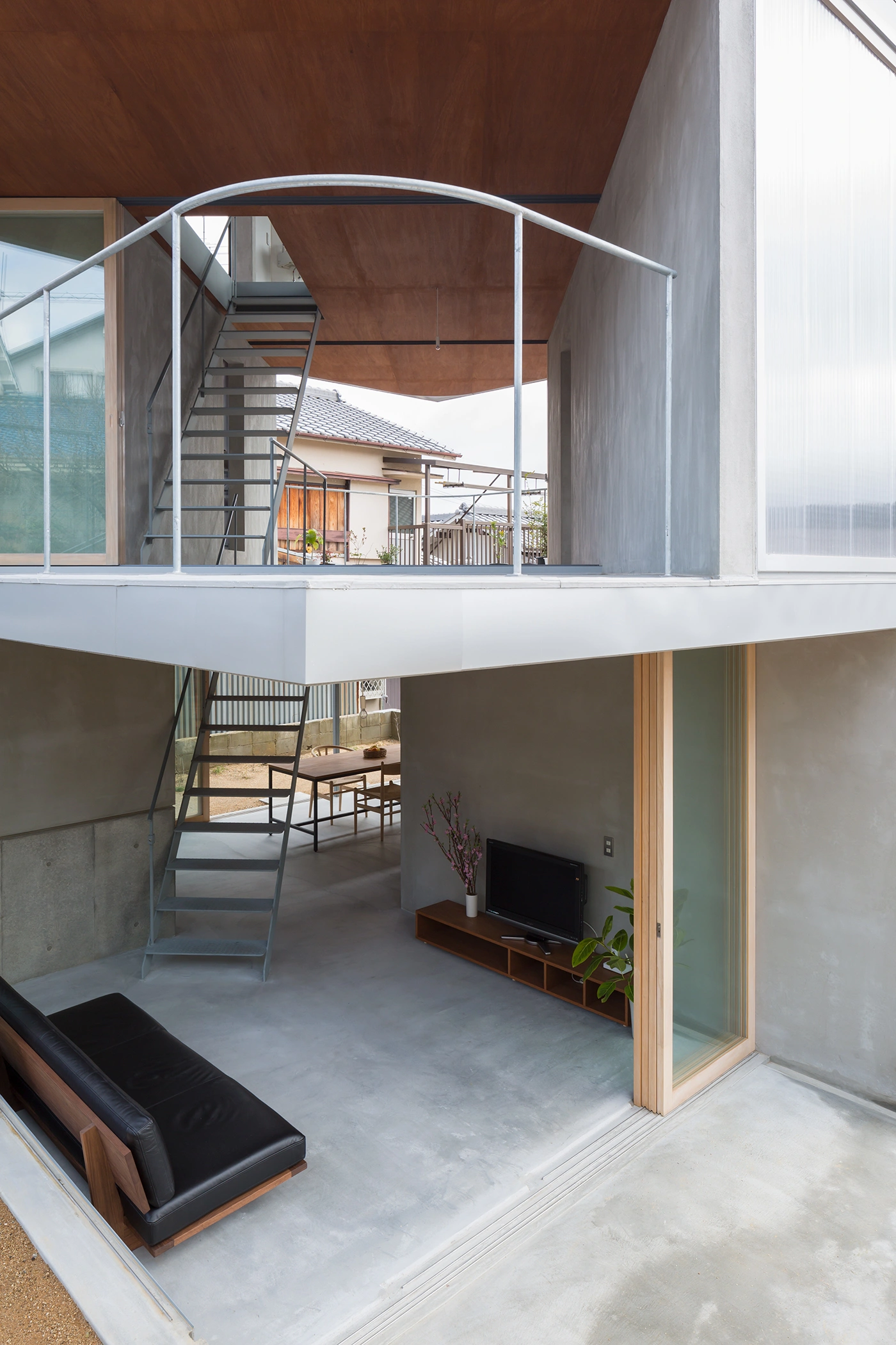 House in Ayameike by Ippei Komatsu Architects