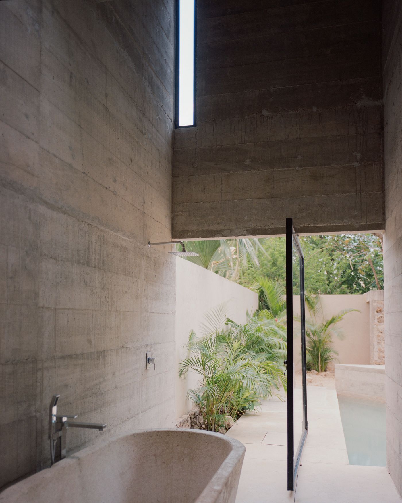 House in Los Cocos by Ludwig Godefroy Architecture