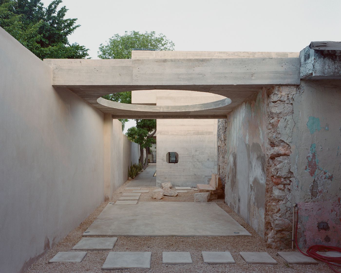House in Los Cocos by Ludwig Godefroy Architecture