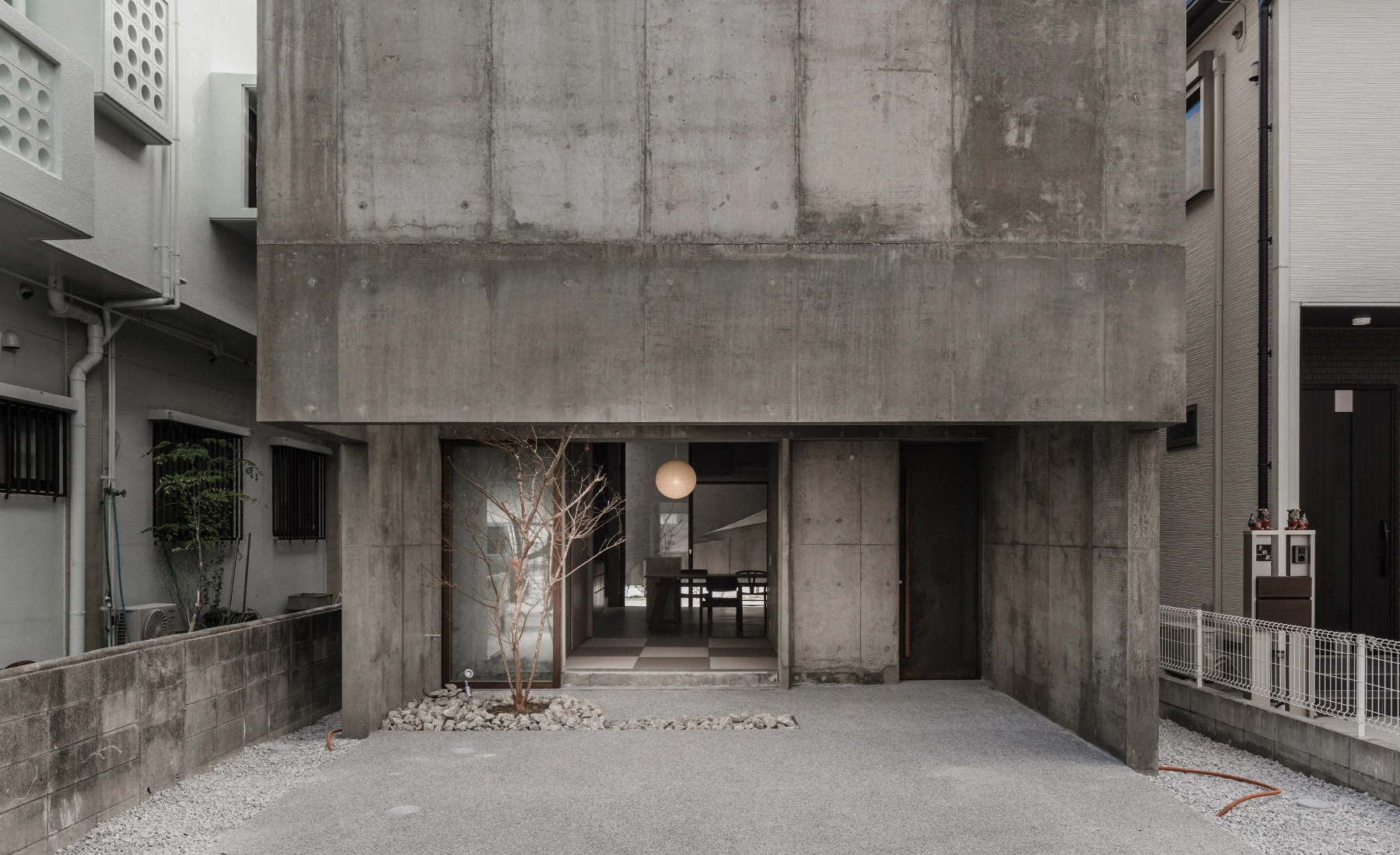 House in Nishizaki by Studio Cochi Architects