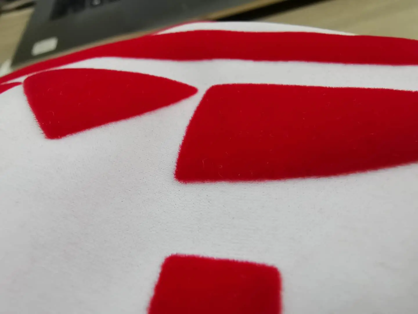 Mengenal Teknik Sablon Flocking, Keistimewaan, dan Cara Merawatnya