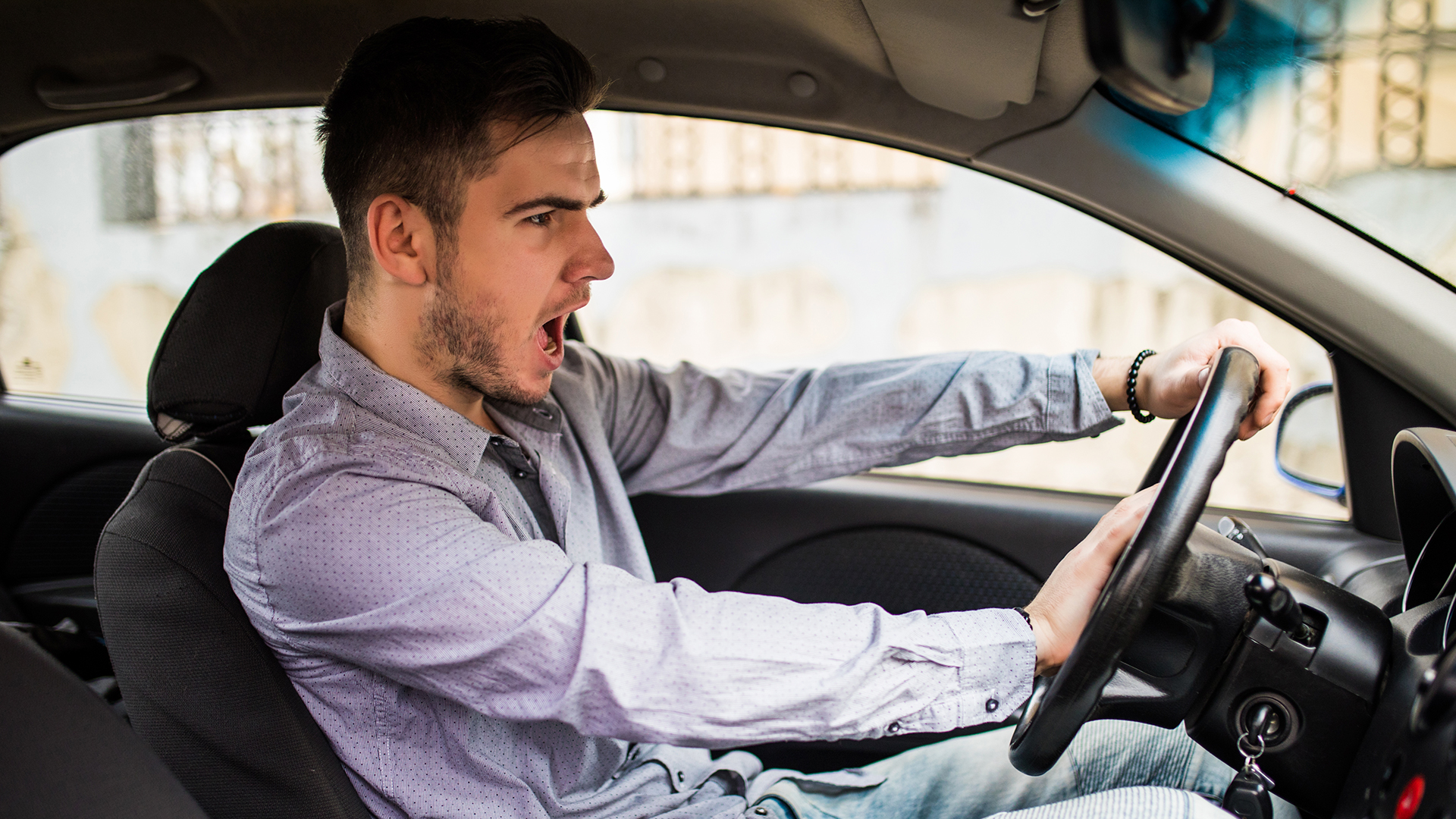 Você sabe qual é a postura correta para dirigir? Descubra agora!