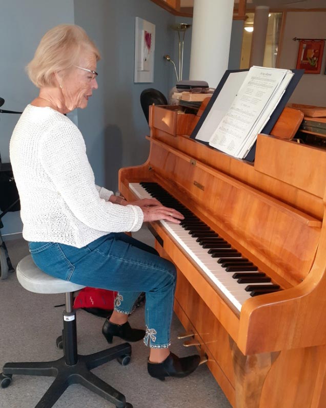 Berit Grønnevet underholder på Nes sykehjem, Tingnes