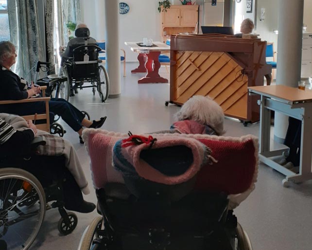 Berit Grønnevet underholder på Nes sykehjem, Tingnes