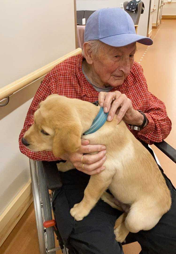 Elise og hunden Eddie gleder beboere på Rognlia, Hovlitunet