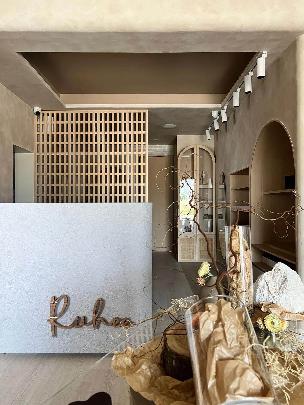 Ruhee Flagship Store Gading Serpong: Hadirkan Salon dan Tempat Belanja ...