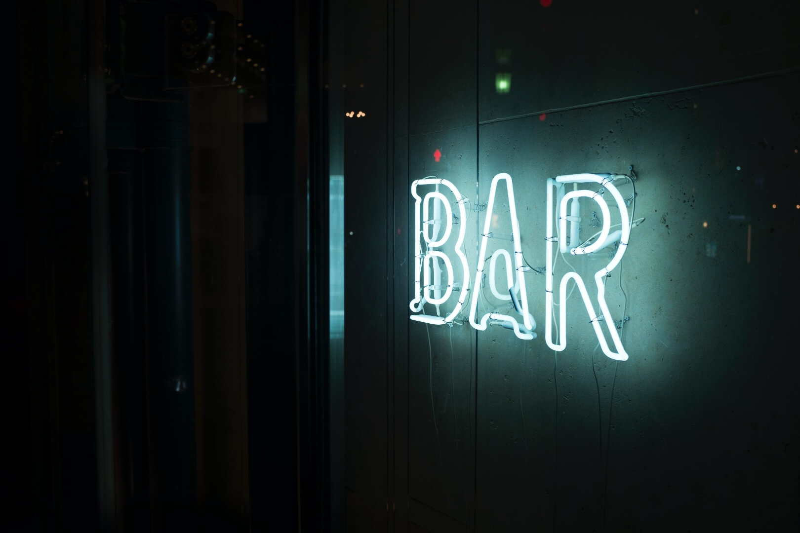 What Is a Dive Bar? 12 Facts of Dive Bar Design and Industry