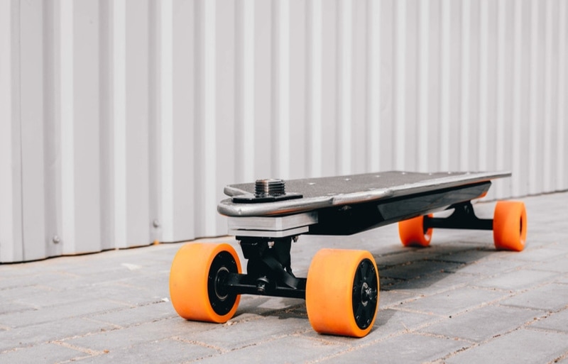 Electric skateboard for urban mobility