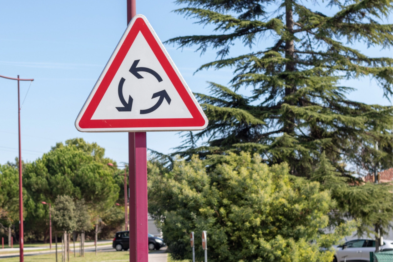 Les règles du Code de la Route pour circuler dans un rond-point