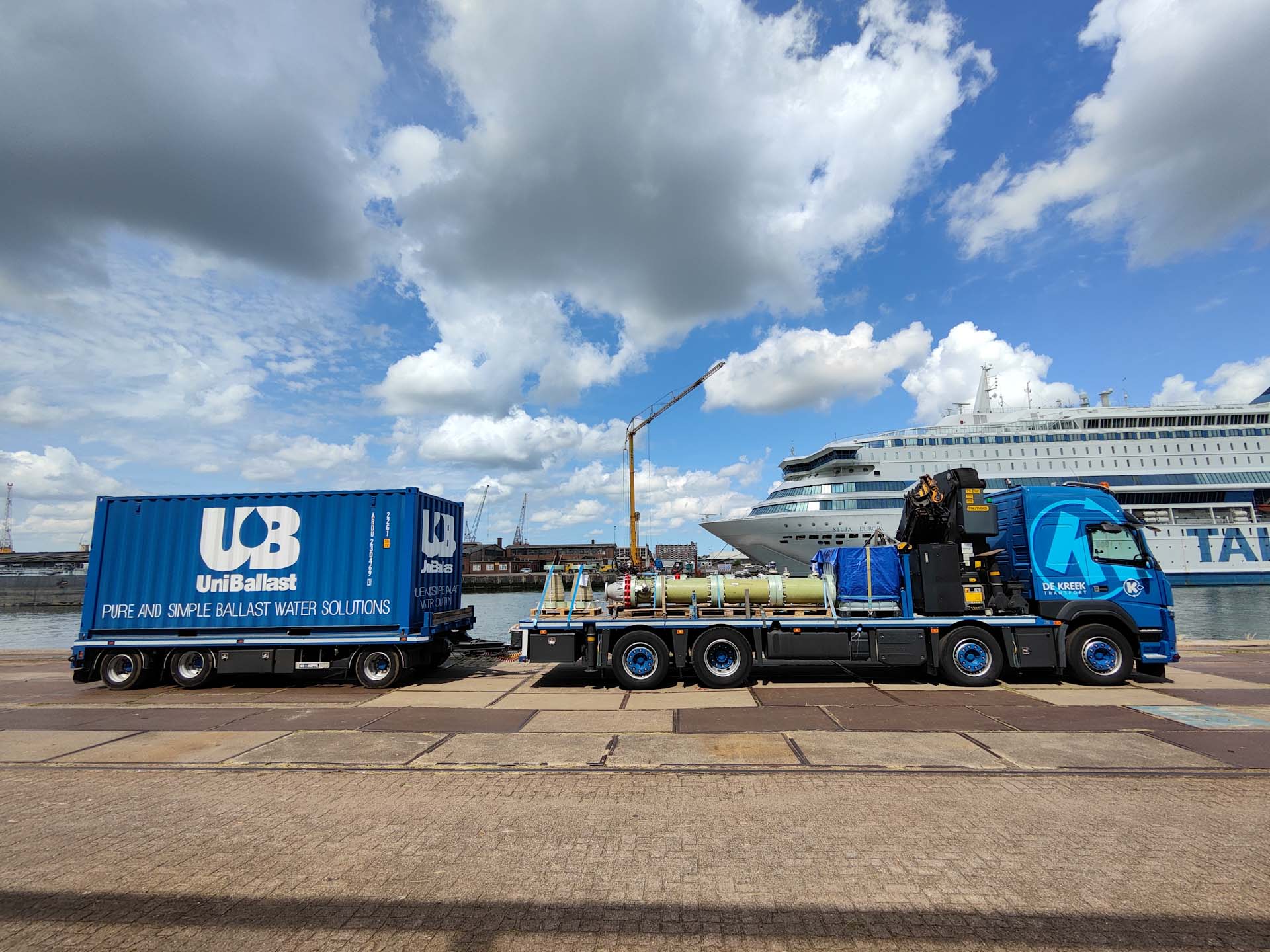 Mobile ballast water treatment containers