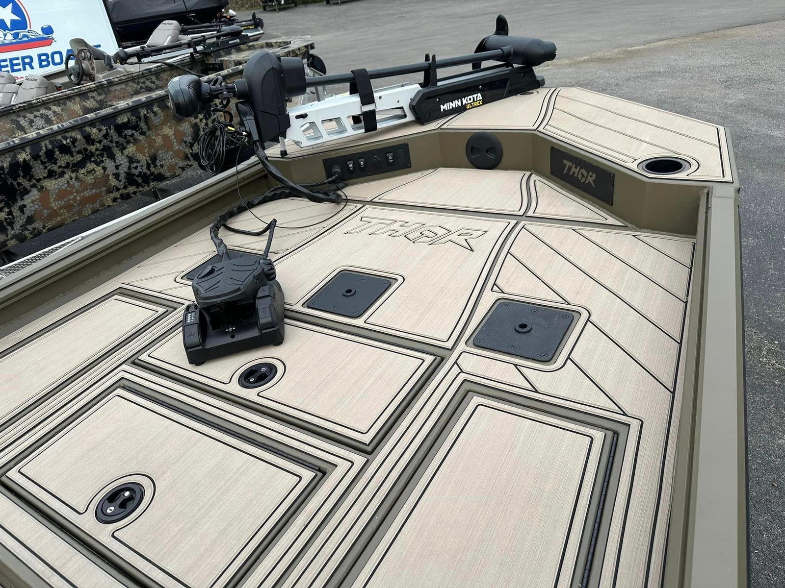 2024 THOR 1900 Center Console