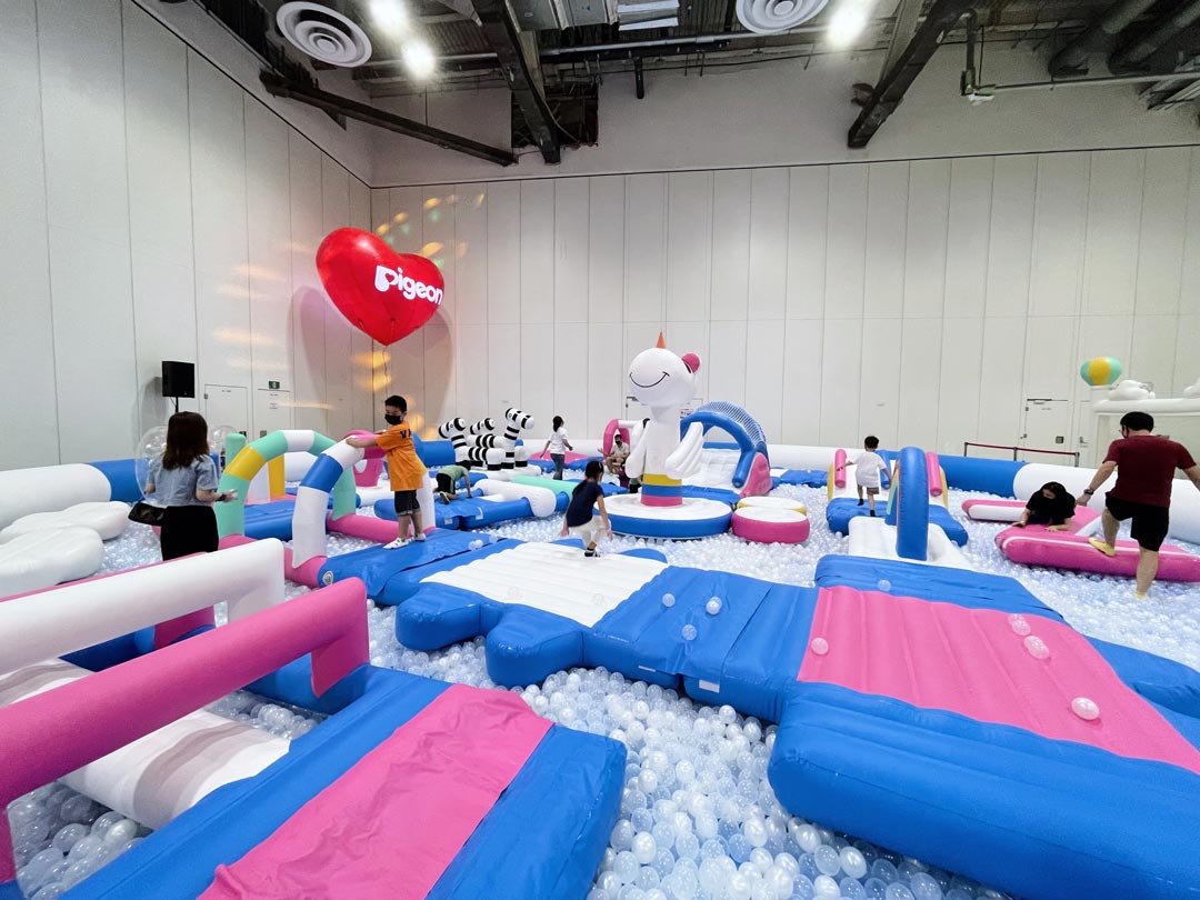 Jumptopia: Holiday Village - Get ready for the ultimate bouncy castle adventure in this massive ...